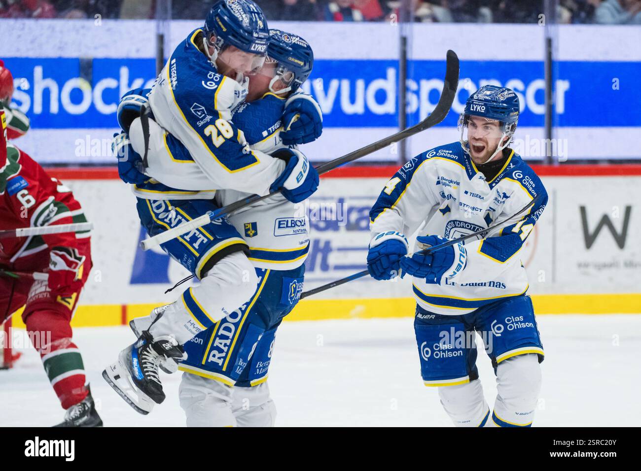 250215 Leksands spelare jublar efter 3-4 under ishockeymatchen i SHL mellan Modo och Leksand den ...