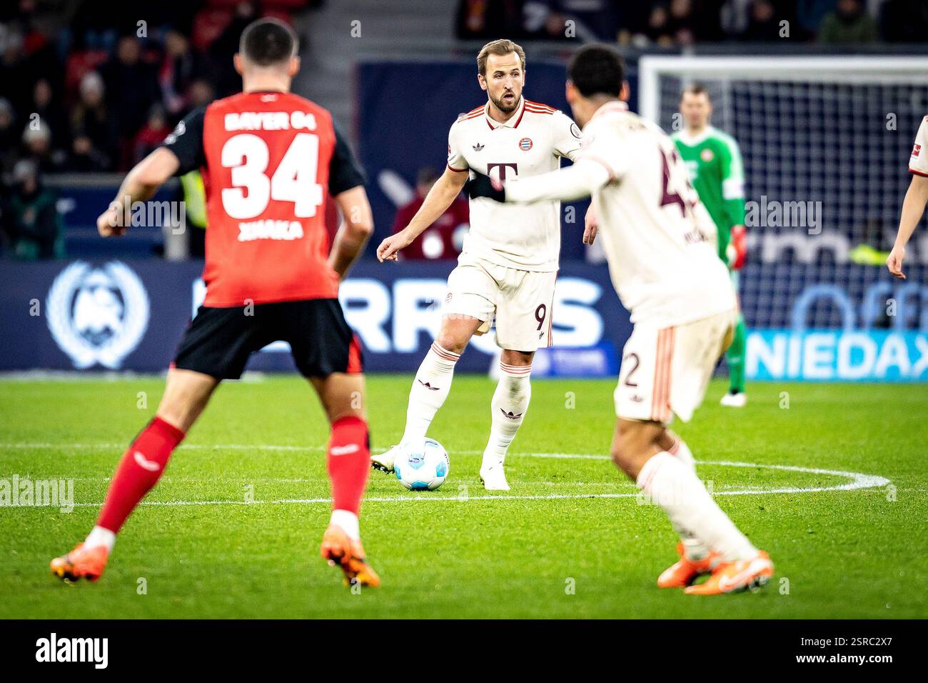 Leverkusen, Deutschland. 15th Feb, 2025. Harry Kane (FC Bayern M?nchen, 9) am Ball vor ihm ...