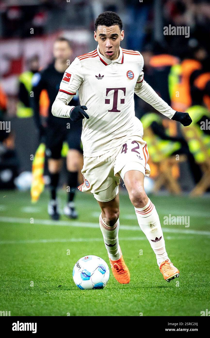 Leverkusen, Deutschland. 15th Feb, 2025. Jamal Musiala (FC Bayern M?nchen, 42); Bayer 04 ...