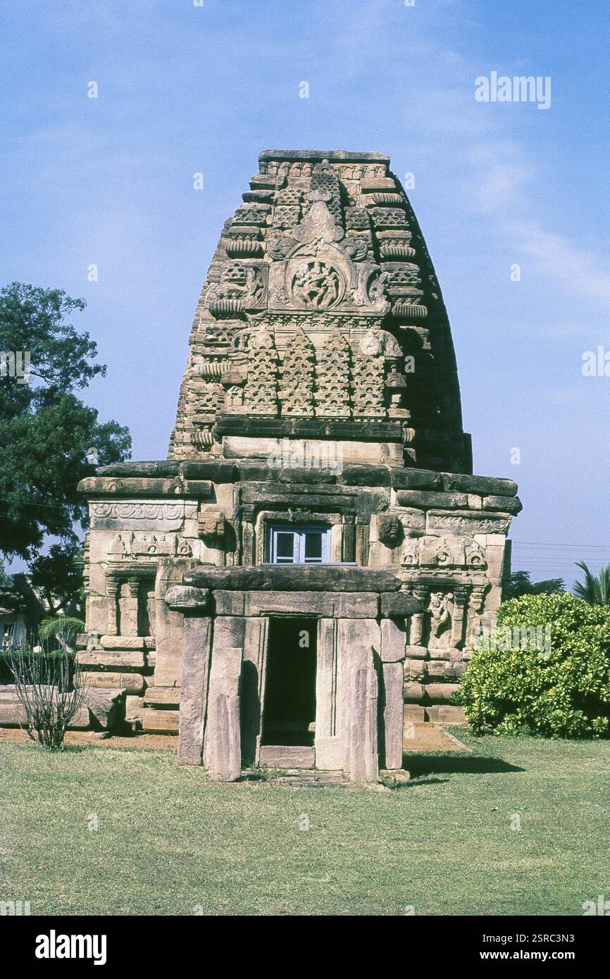Exterior of Kashi Vishwanatha temple at Pattadakal, Karnataka, India ...