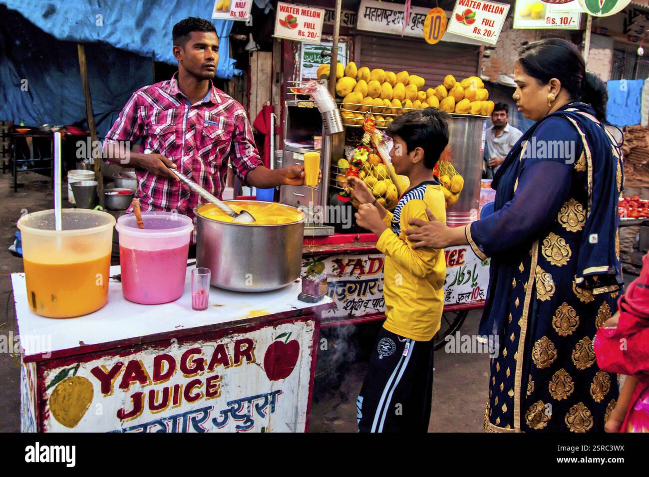 Fruit juice vendor, Khao Gali, Mahim Dargah, Mumbai, Maharashtra, India ...