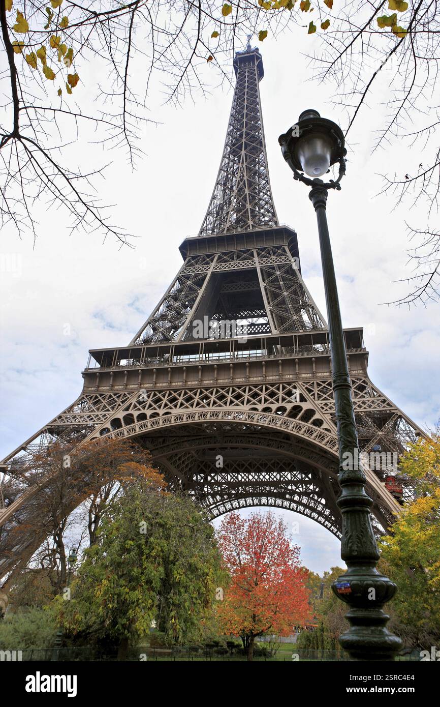 Famous structure eiffel tower hi-res stock photography and images - Alamy