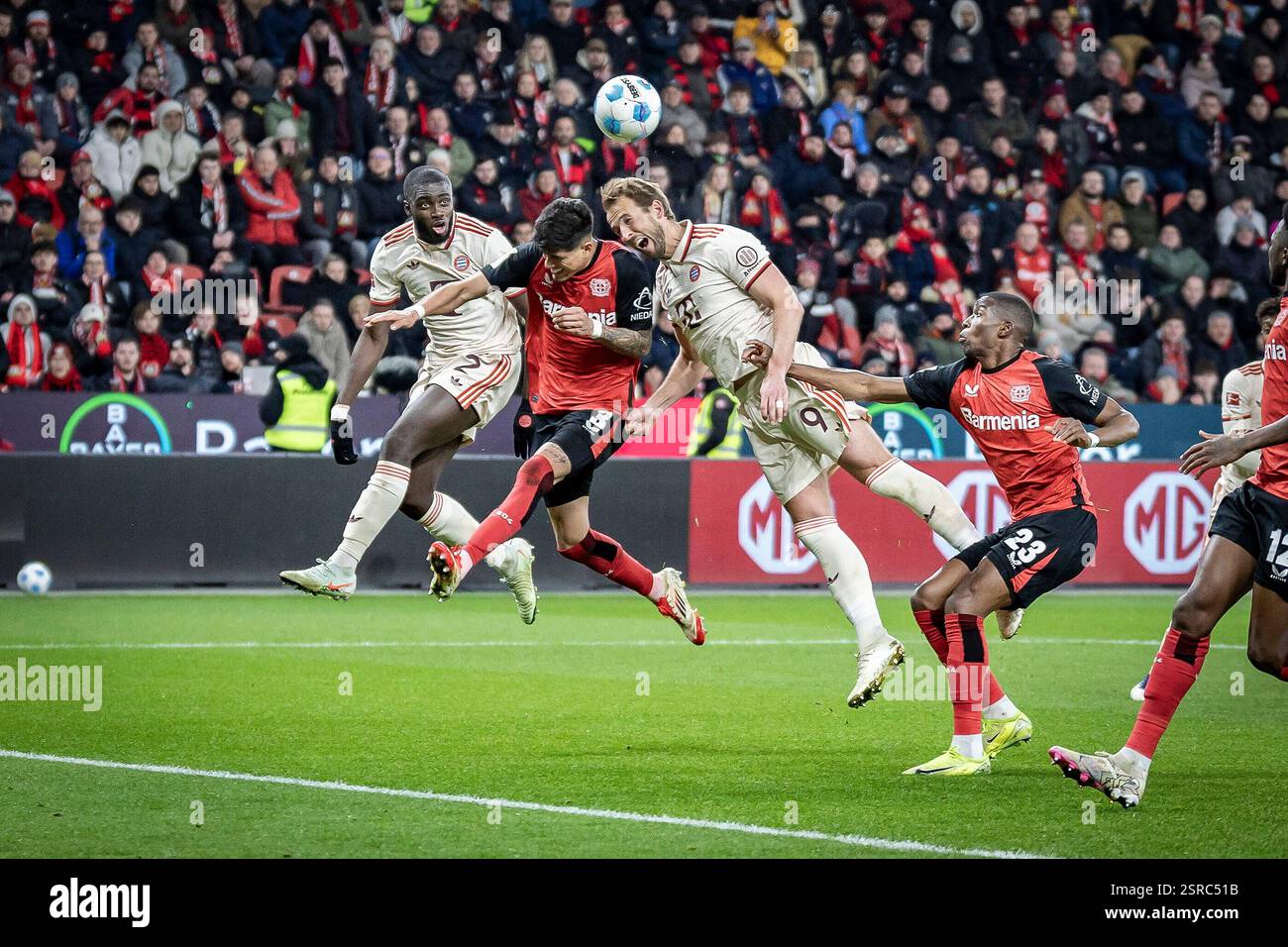 Leverkusen, Deutschland. 15th Feb, 2025. Harry Kane (FC Bayern M?nchen, 9) beim Kopfball nach ...