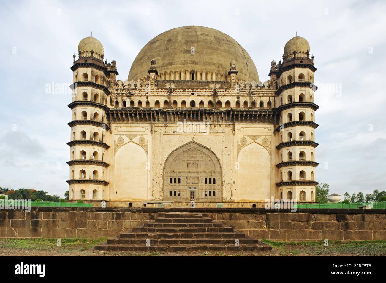 Islamic architecture Gol Gumbaz built in 1659 by Mohammed Adil Shah ...
