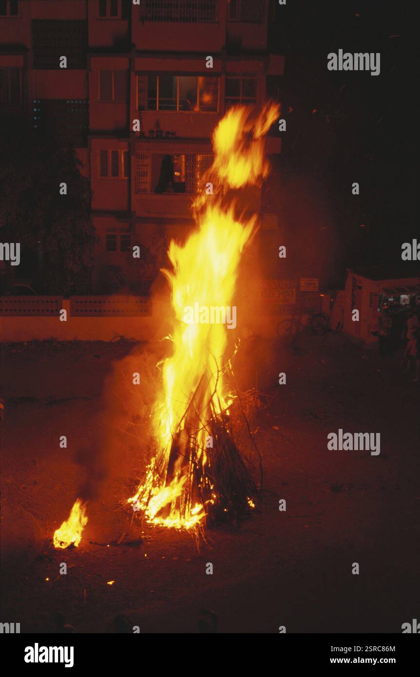 Huge bonfire, holi festival, Bombay Mumbai, Maharashtra, India, Asia ...
