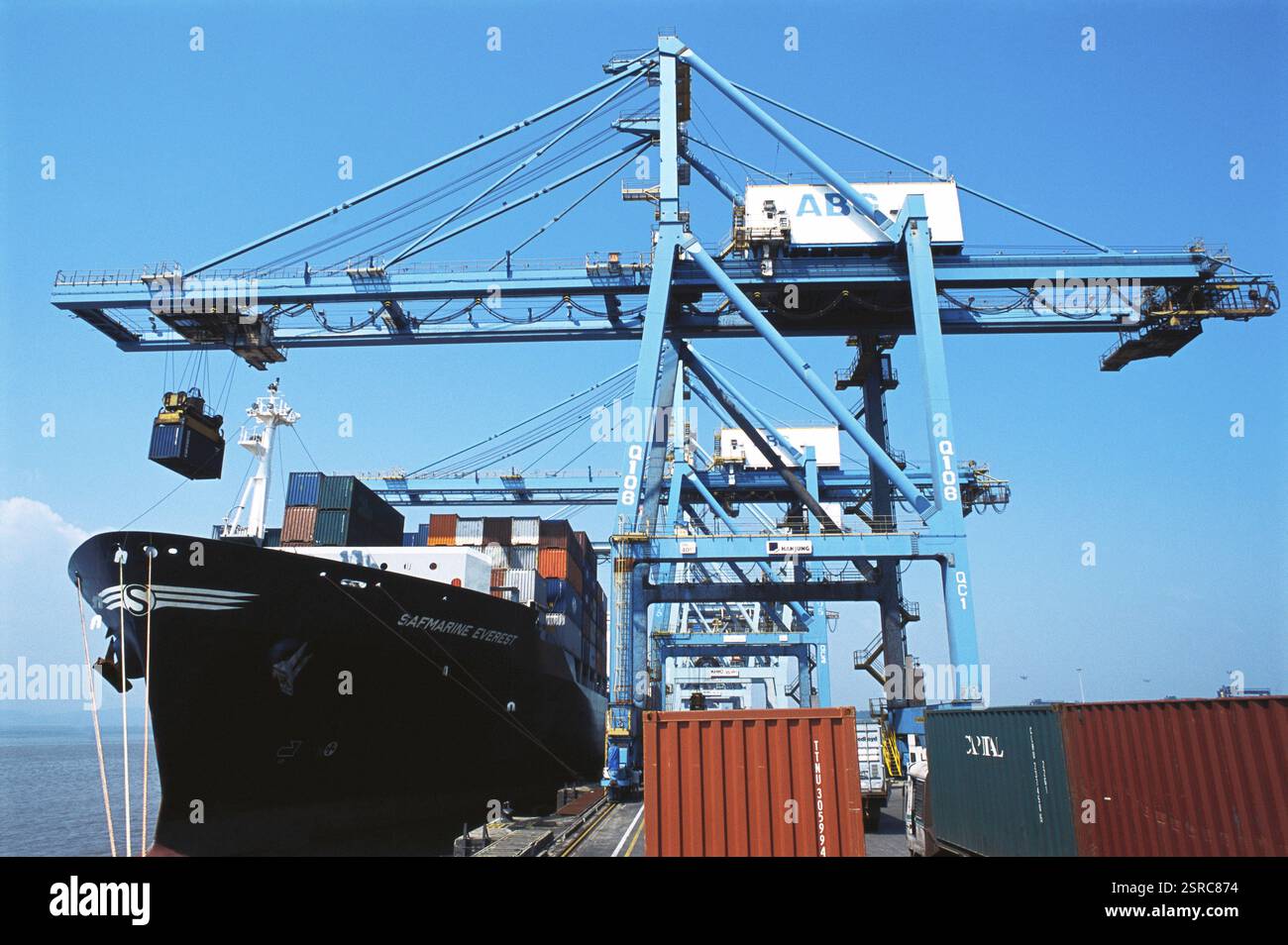 India port containers hi-res stock photography and images - Alamy