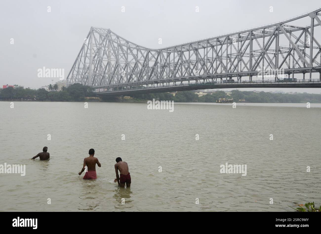 Men bathing in hooghly river, Kolkata, West Bengal, India, Asia Stock ...