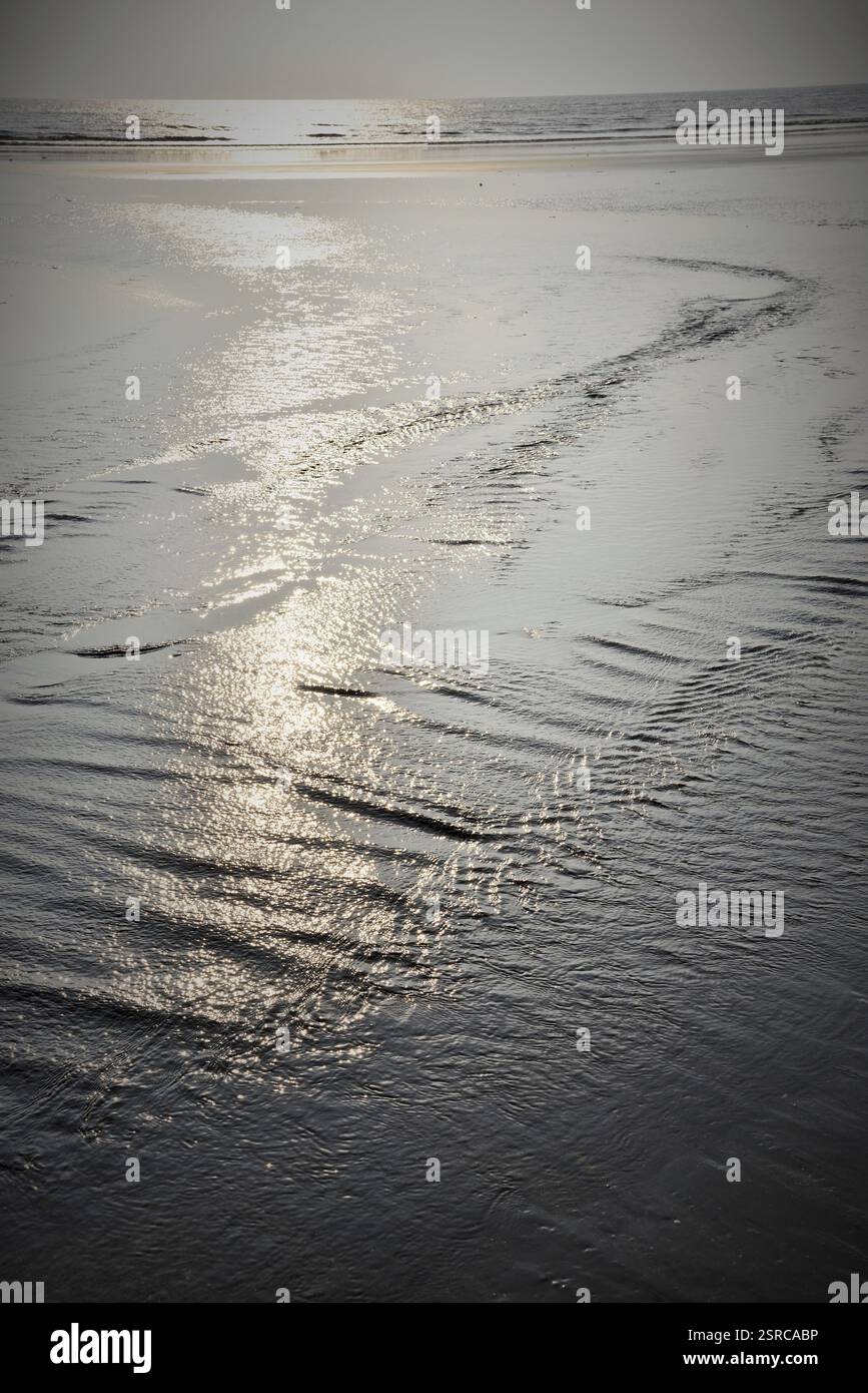 Sand patterns designs on beach hi-res stock photography and images - Alamy