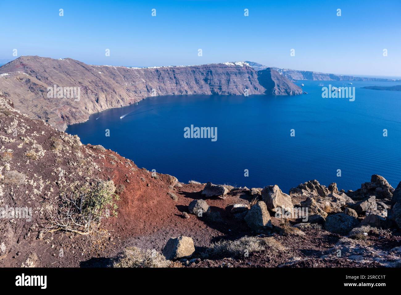 Pamoramic view of the caldera in Santorini at the beginning of sismic ...