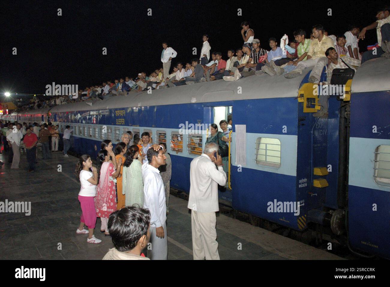 India train roof hi-res stock photography and images - Alamy