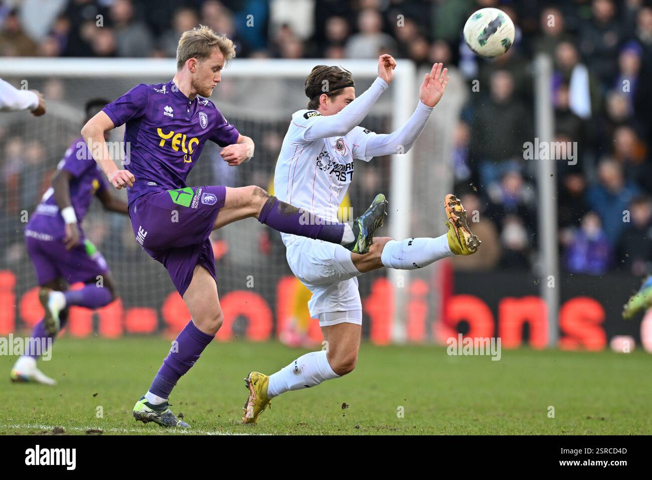 Antwerpen, Belgium. 12th Jan, 2025. Ewan Henderson (8) of Beerschot fighting for the ball with ...