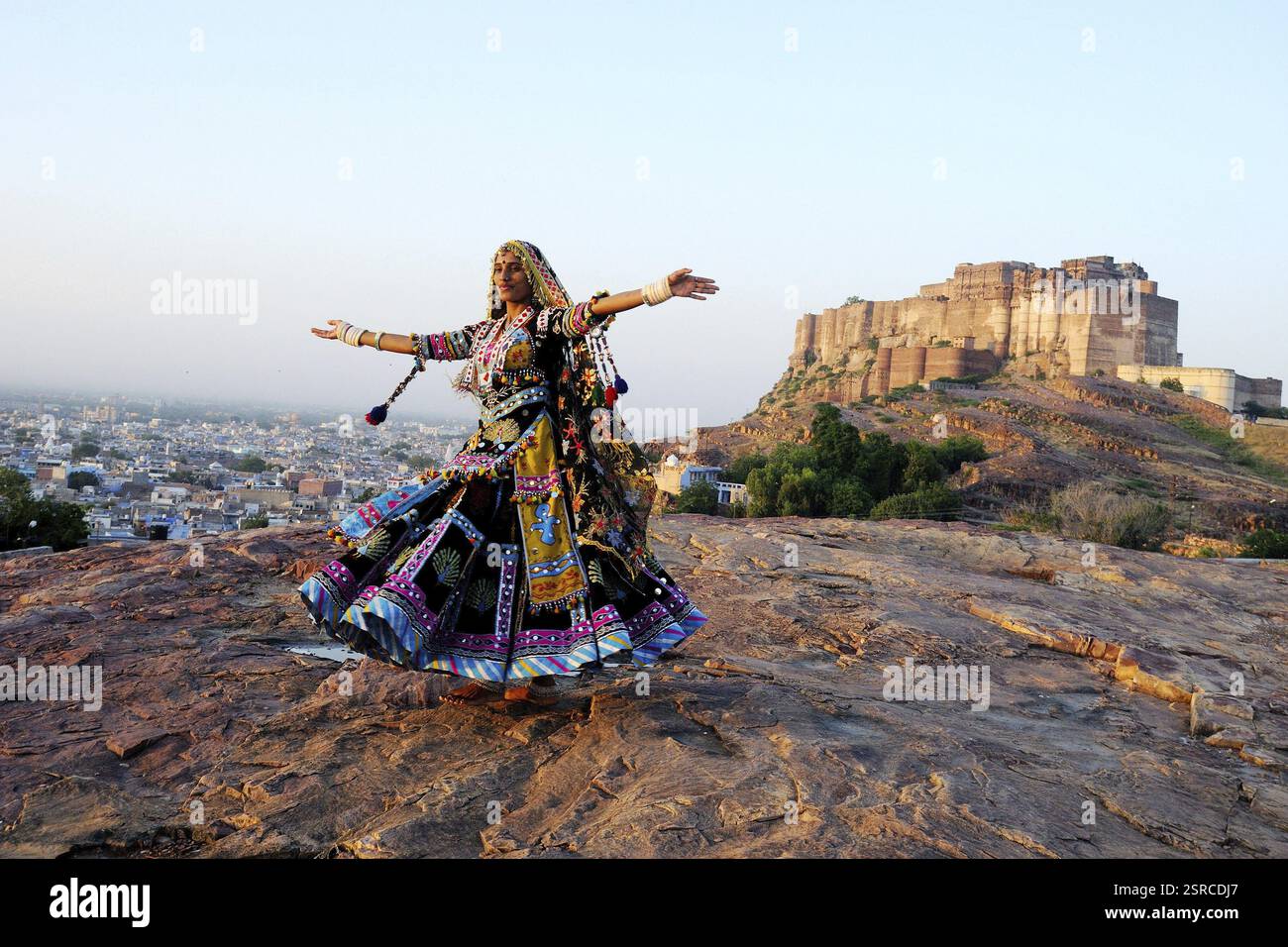 Lady dancing kalbeliya in front of mehrangarh fort, Jodhpur, Rajasthan ...