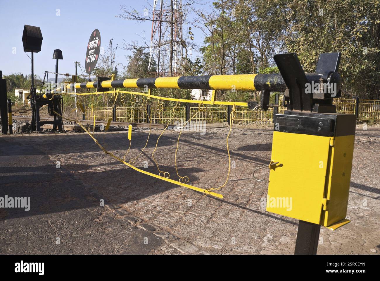 Yellow gate hi-res stock photography and images - Alamy