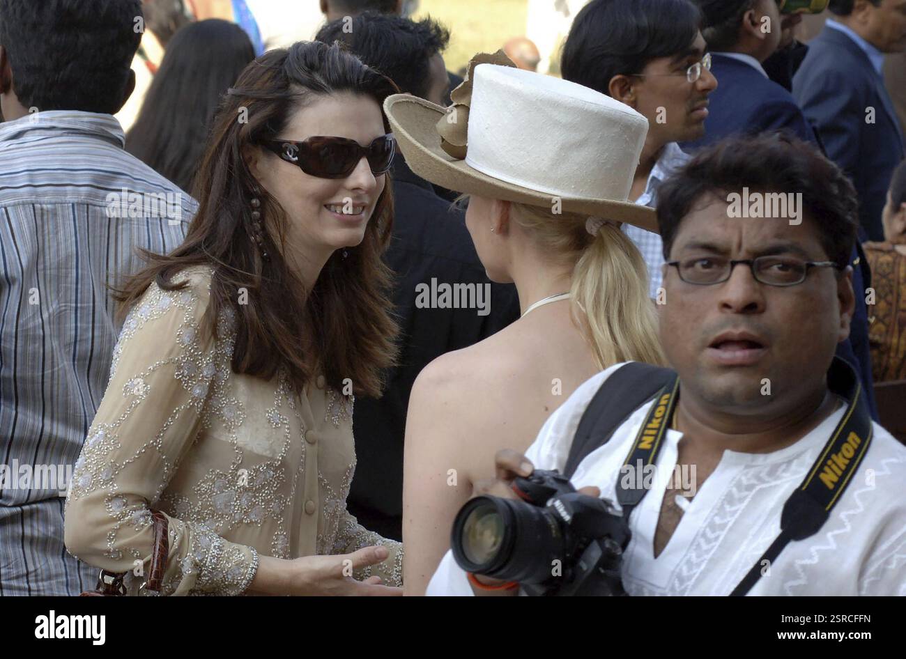 Horse racing crowd at Mahalaxmi Race Course, Mumbai, India, Asia Stock ...