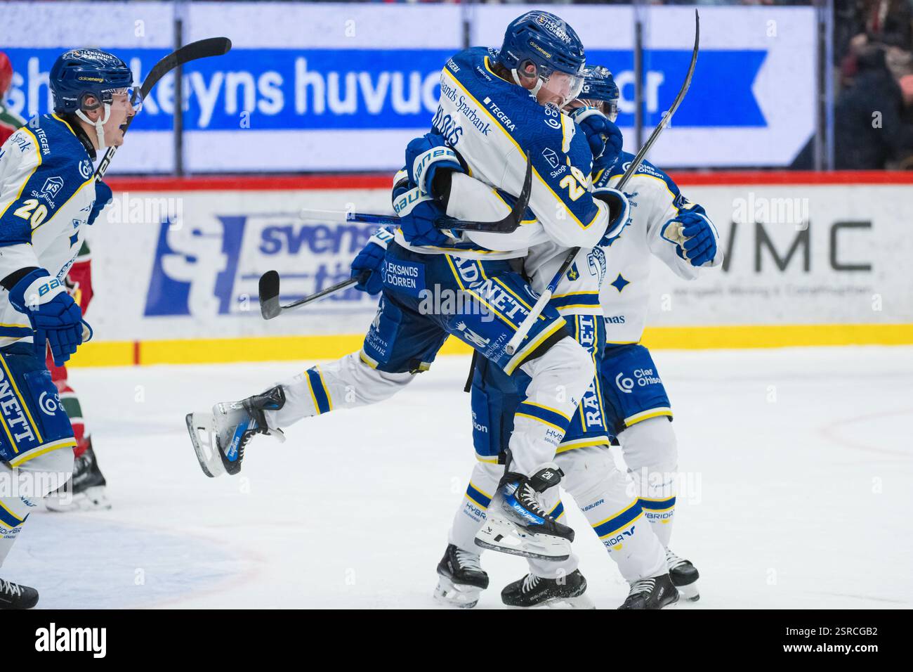 250215 Leksands spelare jublade efter 3-4 målet under ishockeymatchen i SHL mellan Modo och ...