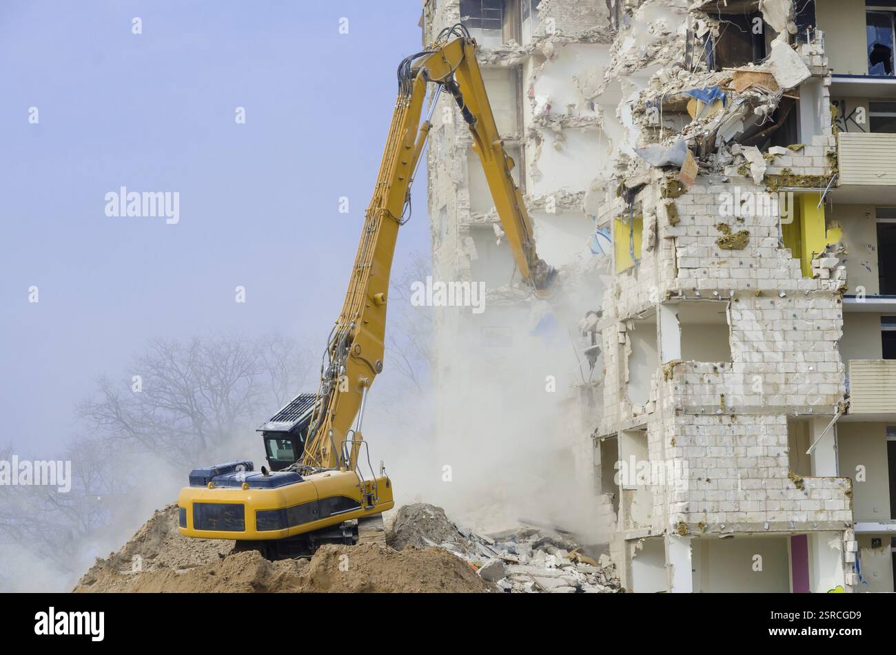 Demolition destruction tower block hi-res stock photography and images ...