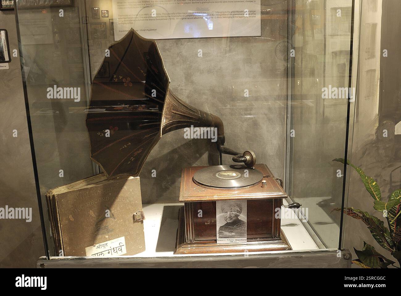 78 rpm records hi-res stock photography and images - Alamy