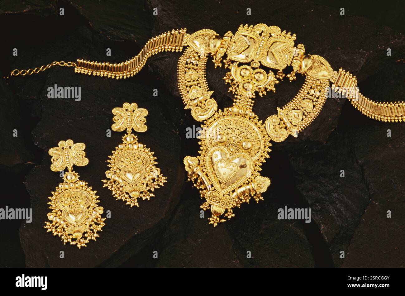 Gold jewellery and india hi-res stock photography and images - Alamy