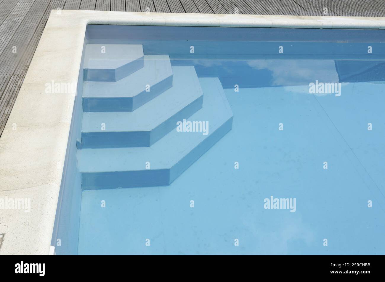 Modern homes villas swimming pool hi-res stock photography and images ...