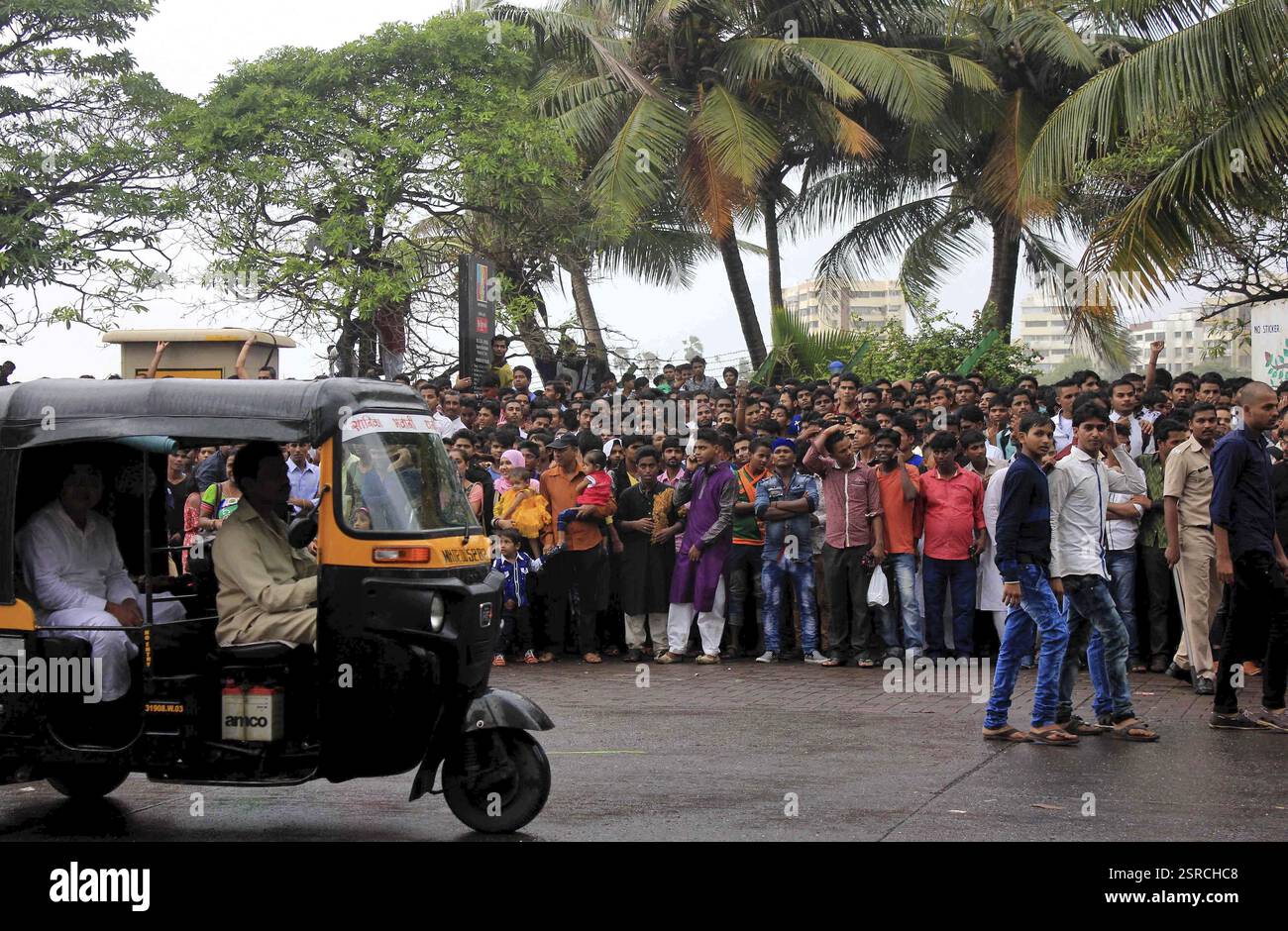 Fans await for the glimpse of Bollywood actor Salman Khan during the ...