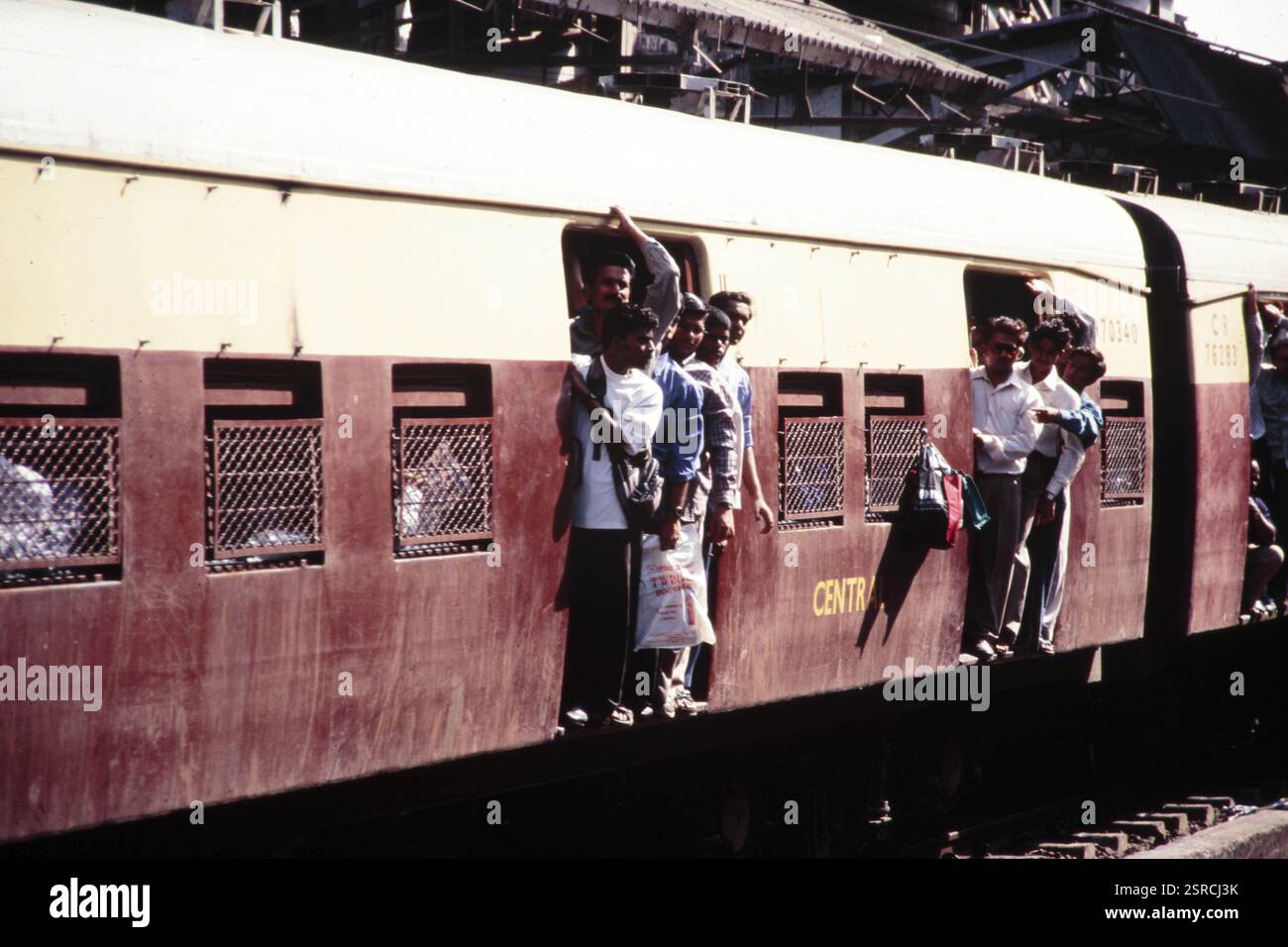 People hanging in local train, mumbai, maharashtra, india, asia Stock ...