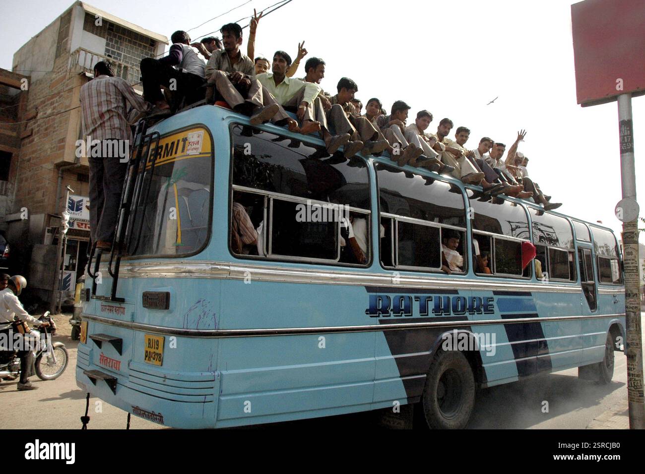 India overcrowded bus hi-res stock photography and images - Alamy