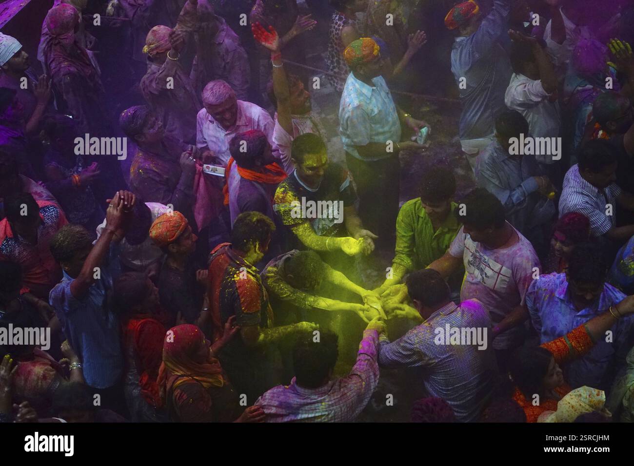 People throwing colored powder of Banke Bihari Temple, Uttar Pradesh ...