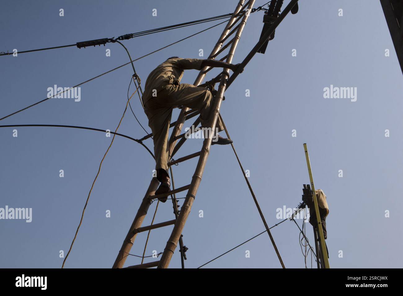 Railway worker checking wire, thane, mumbai, maharashtra, india, asia ...