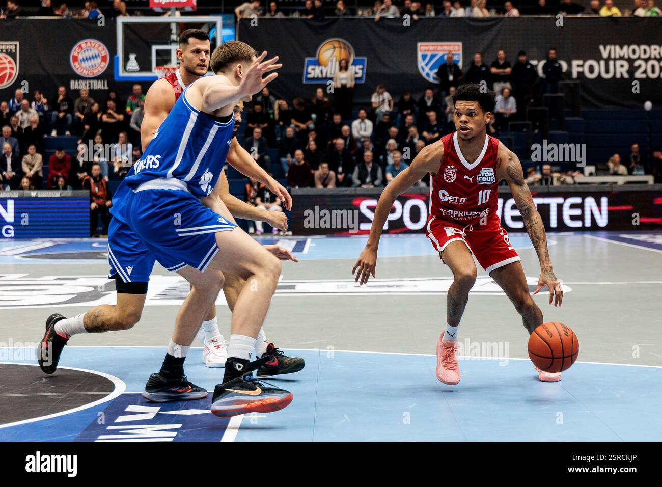 Weissenfels, Deutschland. 15th Feb, 2025. Ronaldo Segu (Bamberg Baskets, 10) am Ball VIMODROM ...