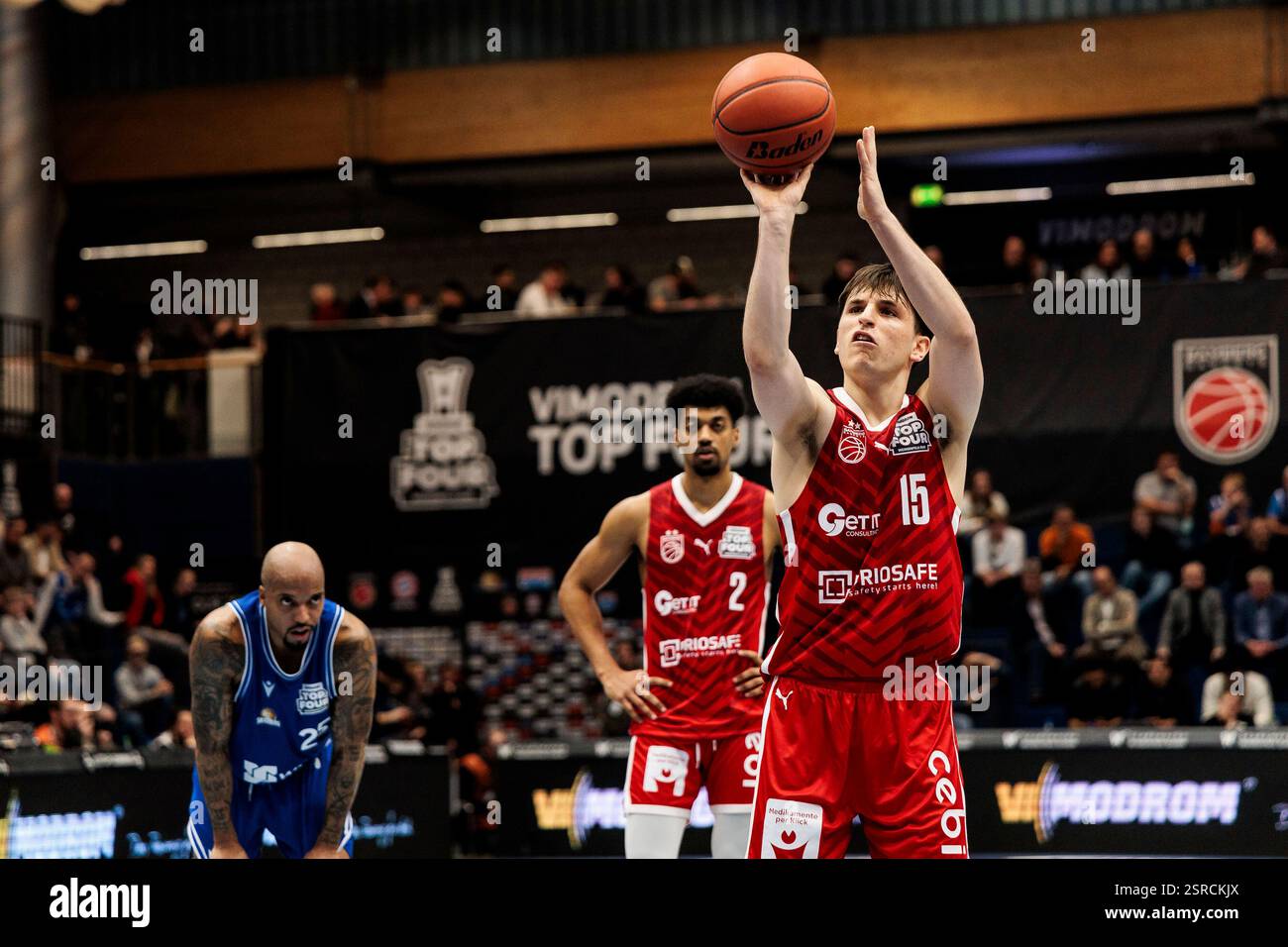 Weissenfels, Deutschland. 15th Feb, 2025. Adrian Petkvoic (Bamberg Baskets, 15) an der ...