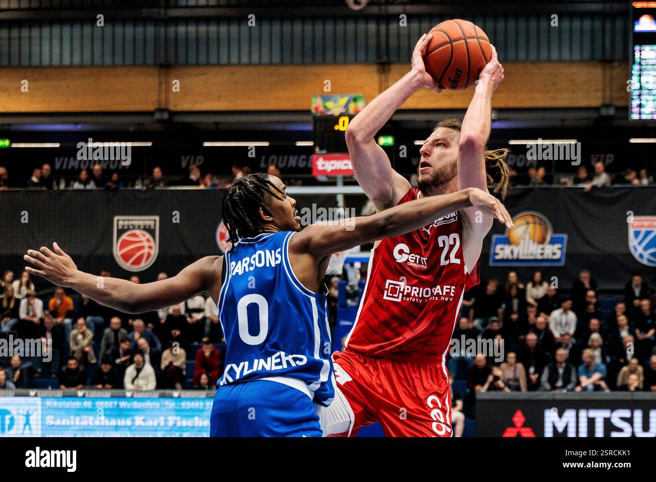 Weissenfels, Deutschland. 15th Feb, 2025. Malik Parsons (Frankfurt Skyliners, 0), Craig Moller ...
