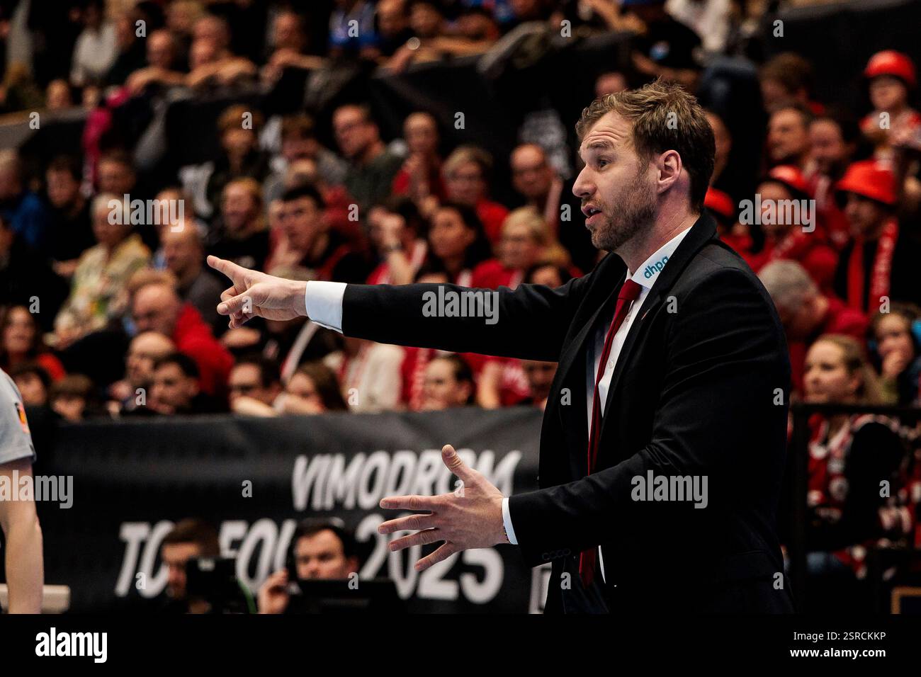 Weissenfels, Deutschland. 15th Feb, 2025. Anton Gavel (Trainer Bamberg Baskets) gestikuliert ...
