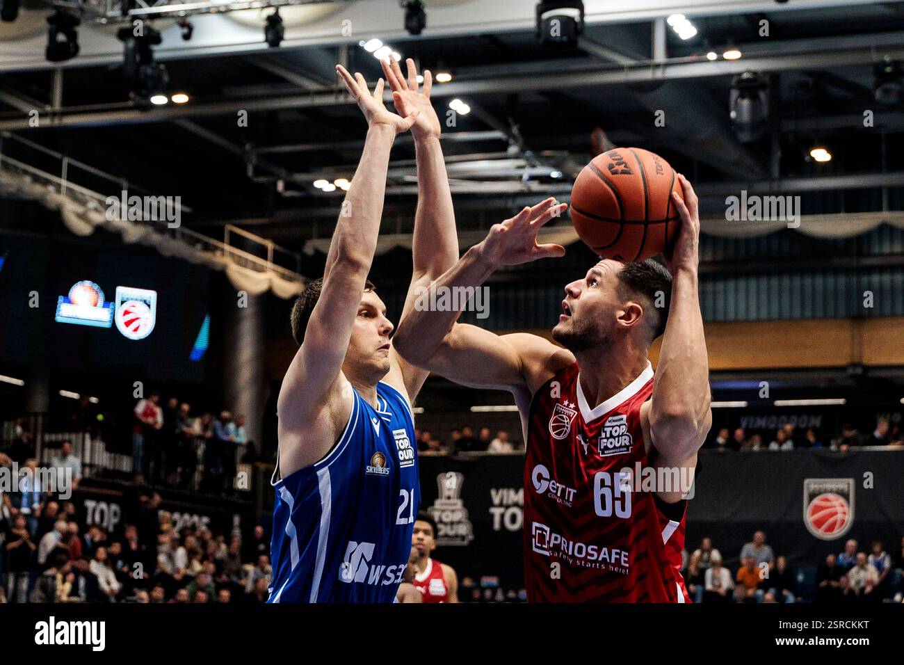Weissenfels, Deutschland. 15th Feb, 2025. Lorenz Brenneke (Frankfurt Skyliners, 21), Filip ...