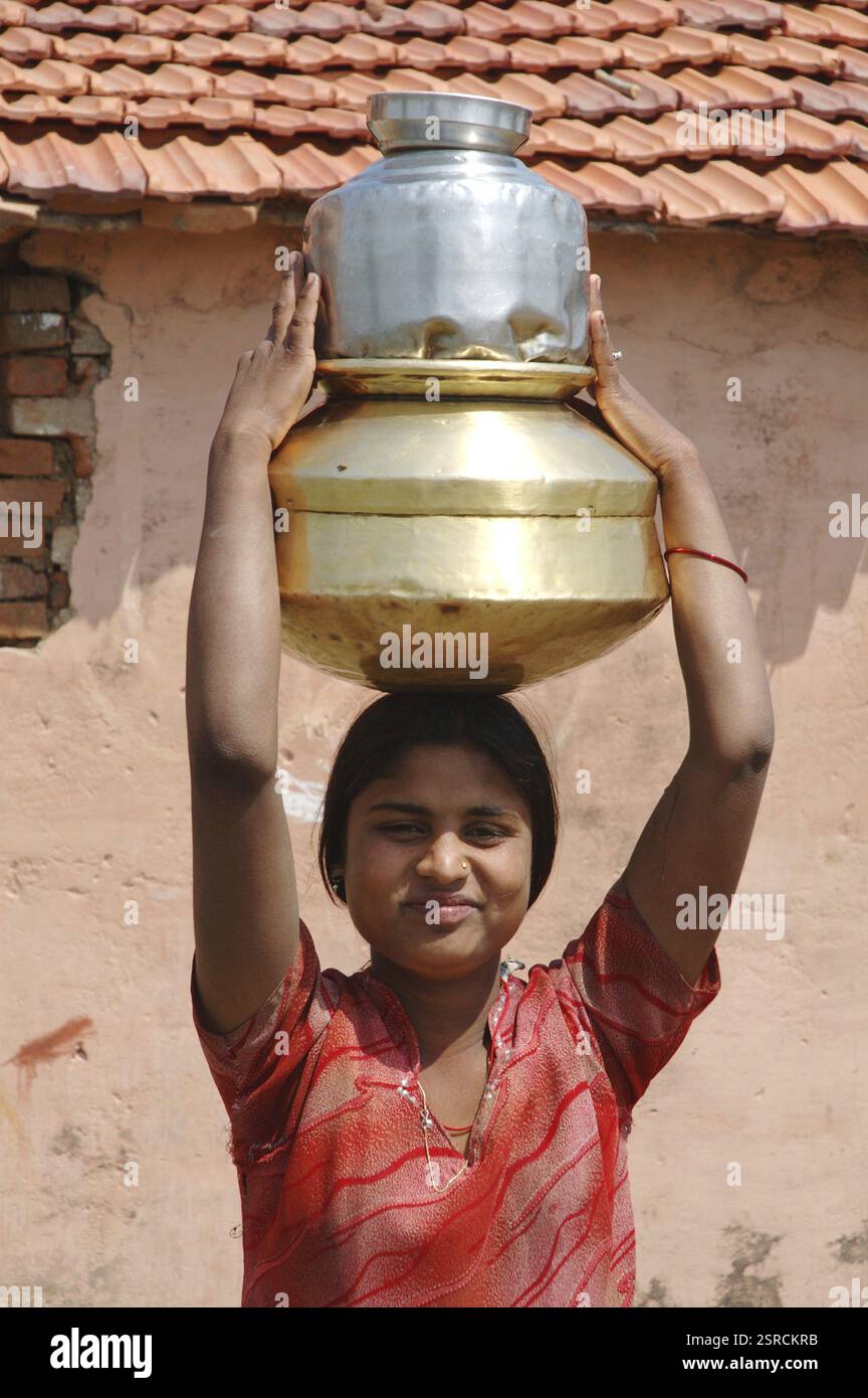 Girls carries water india hi-res stock photography and images - Alamy