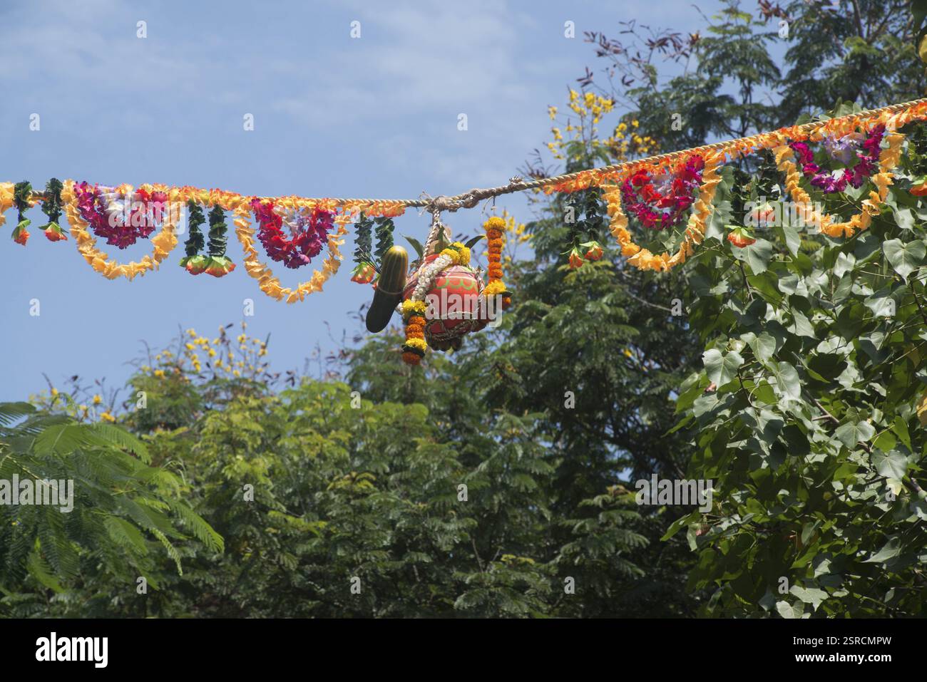 Dahi handi mumbai maharashtra hi-res stock photography and images - Alamy