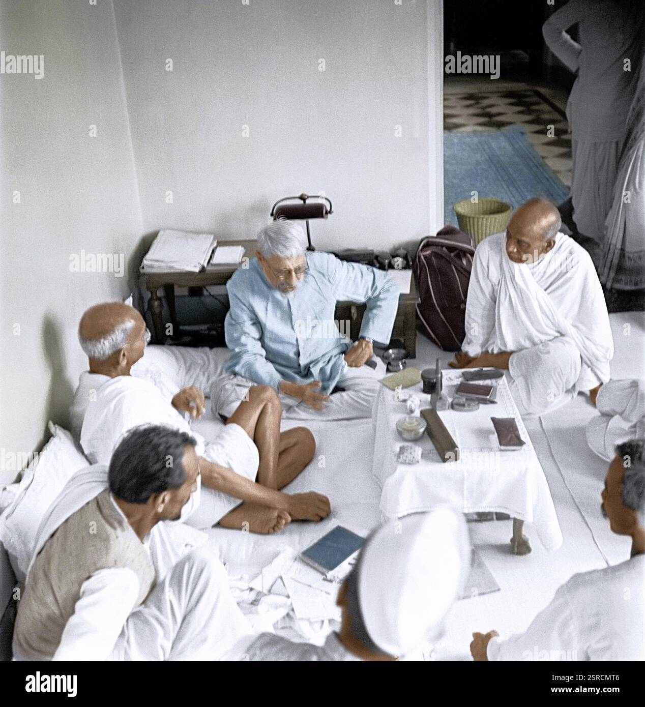 Mahatma Gandhi discussing with Maulana Azad, Vallabhbhai Patel, Acharya ...