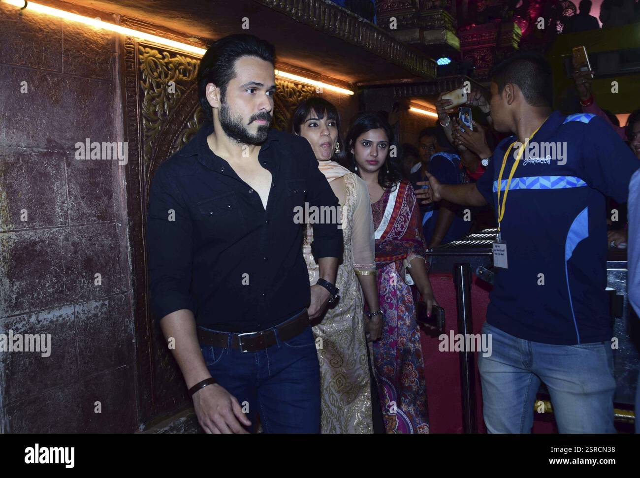 Bollywood actor Emraan Hashmi Parveen Shahani visit Ganesh Galli Ka ...