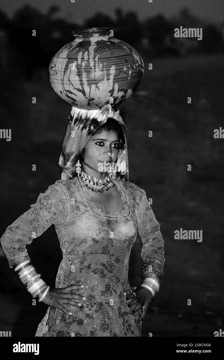 Womens of india Black and White Stock Photos & Images - Alamy