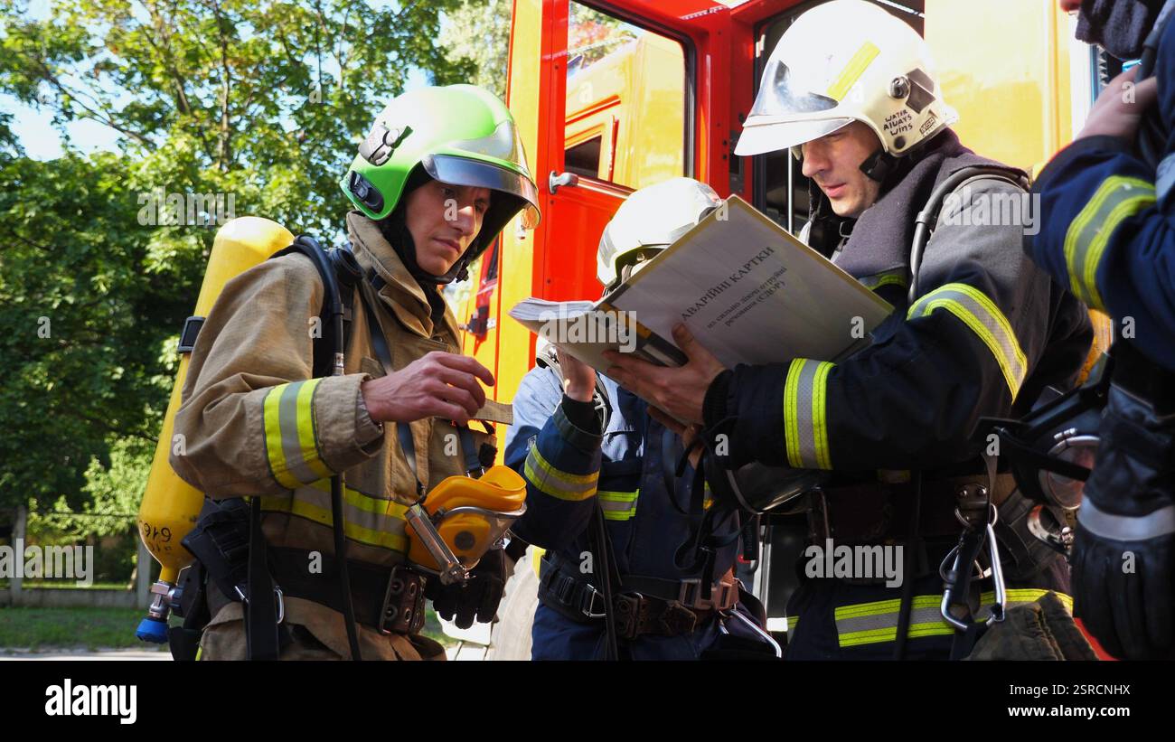 Male firefighters in protective uniforms hi-res stock photography and ...