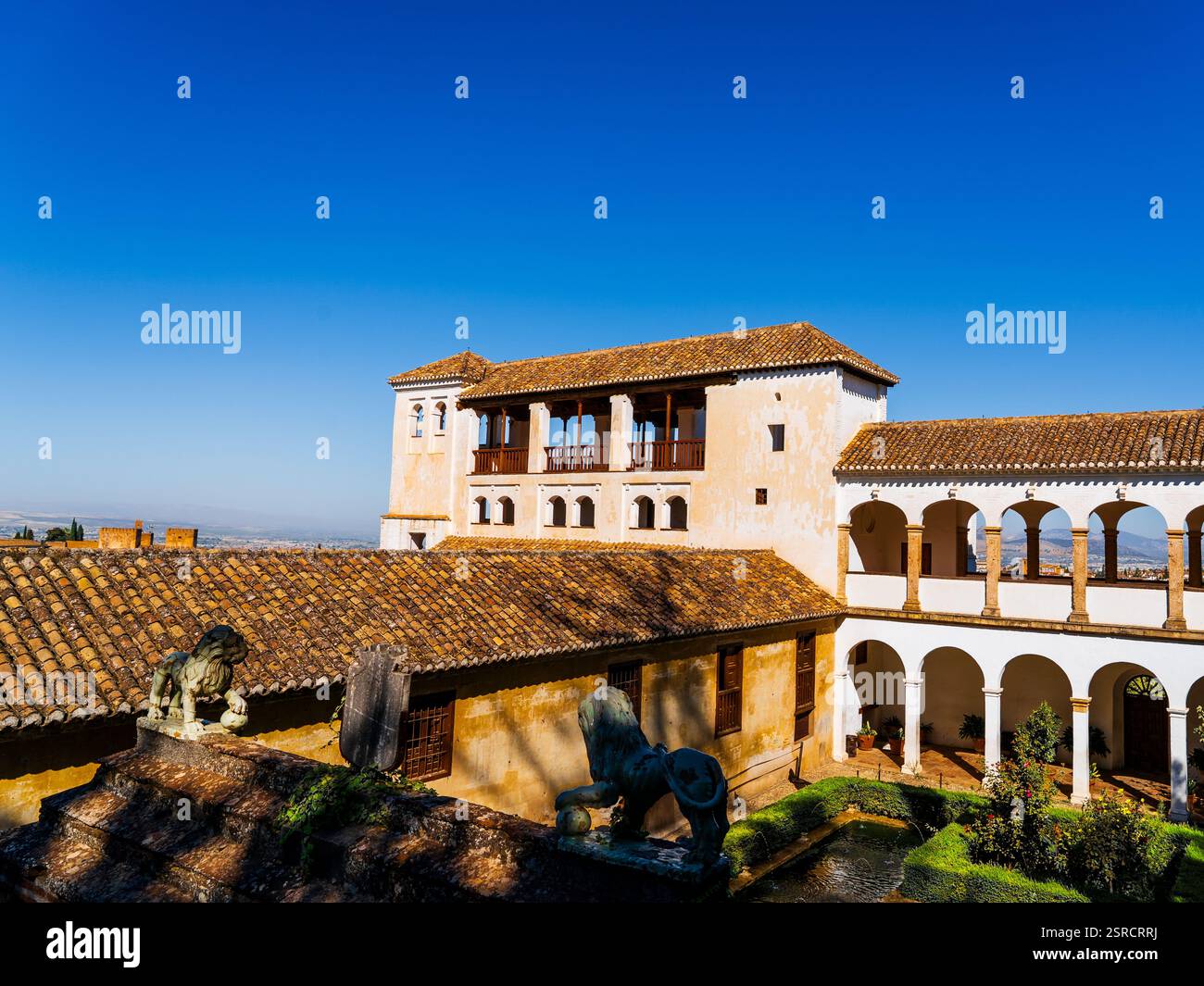 Alhambra’s Generalife Courtyard, Tranquil Gardens and Iconic ...
