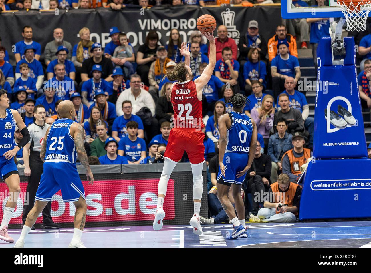 Weissenfels, Deutschland. 15th Feb, 2025. Craig Moller (Bamberg Baskets ...