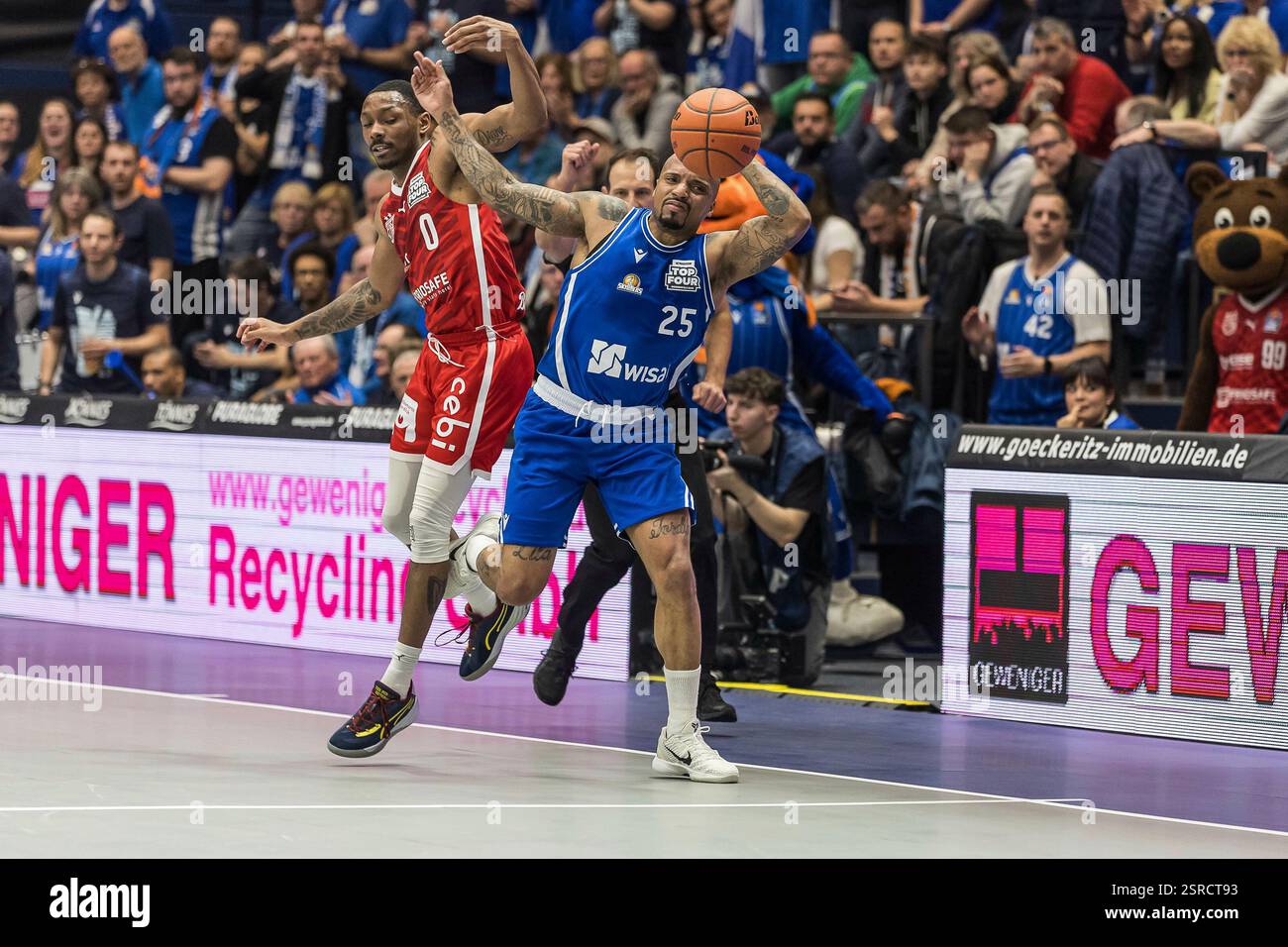 Weissenfels, Deutschland. 15th Feb, 2025. Jordan Theodore (Frankfurt ...
