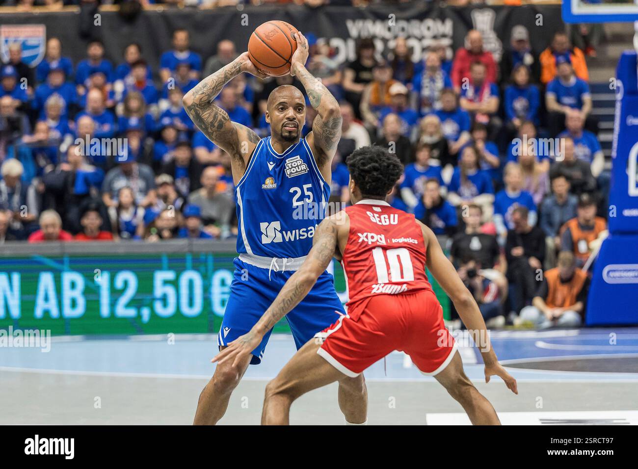 Weissenfels, Deutschland. 15th Feb, 2025. Jordan Theodore (Frankfurt ...