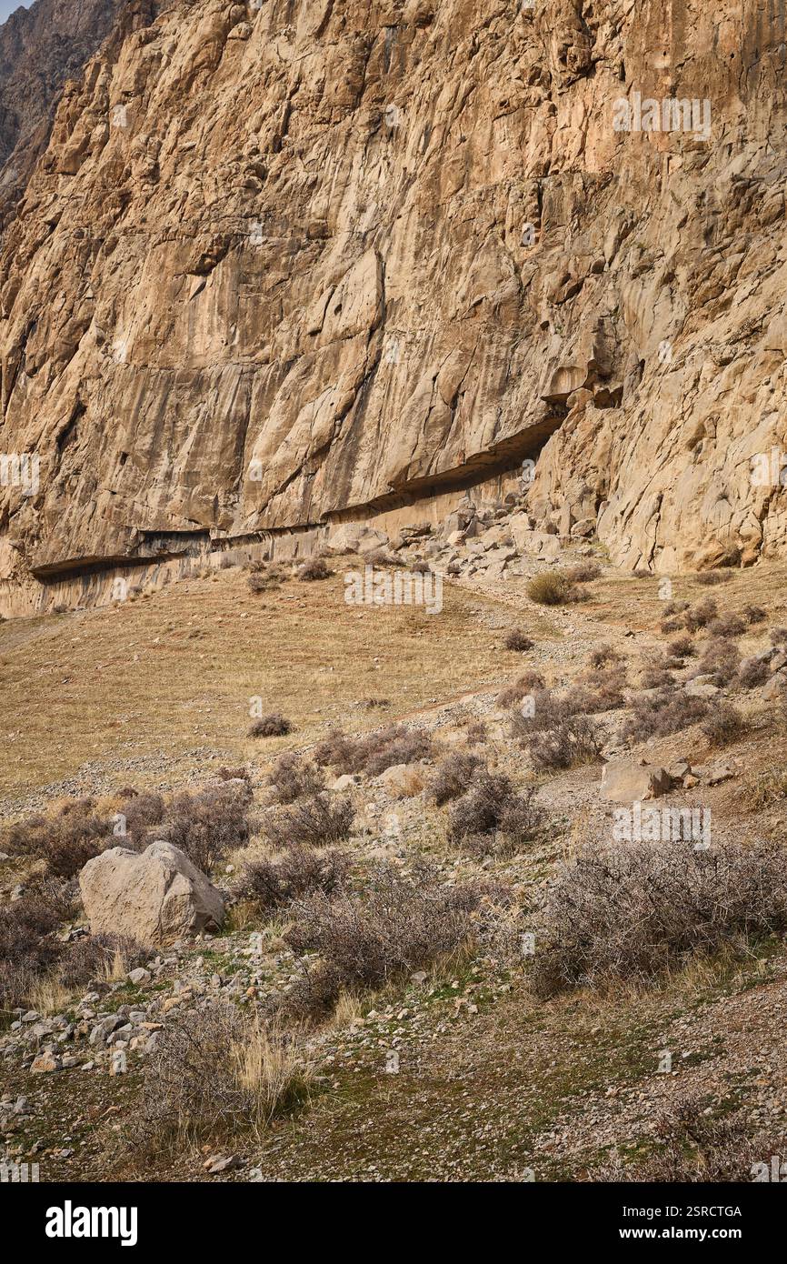 Farhad Tarash carvings in Bisotun Behistun, Iran Stock Photo - Alamy