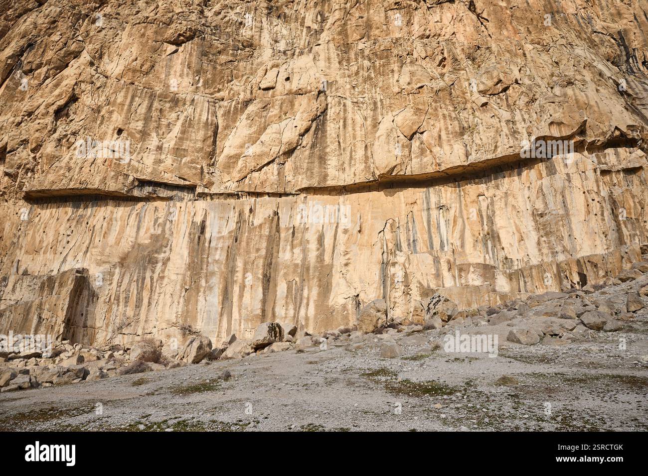 Farhad Tarash carvings in Bisotun Behistun, Iran Stock Photo - Alamy