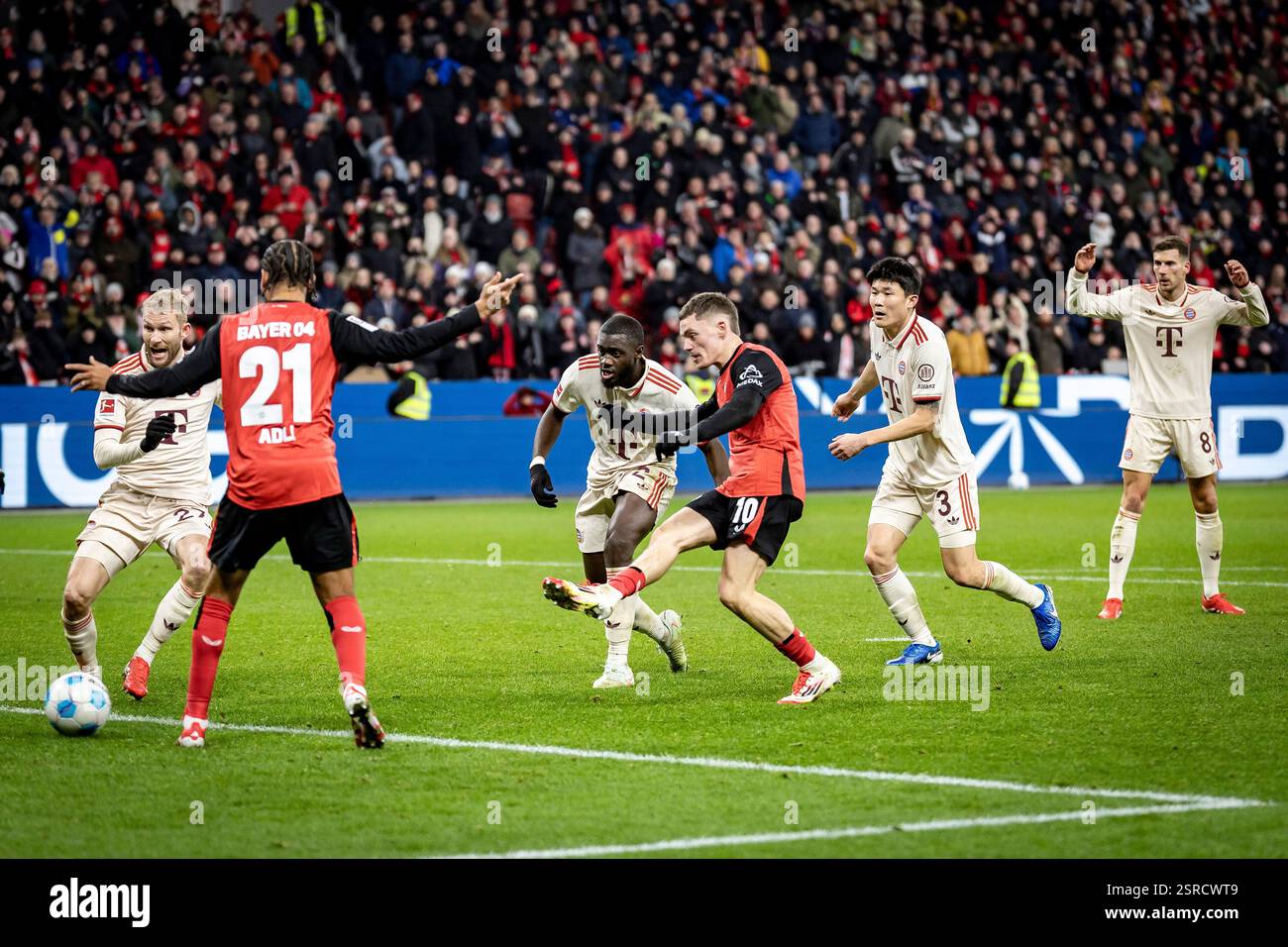 Leverkusen, Deutschland. 15th Feb, 2025. Florian Wirtz (Bayer 04 Leverkusen, 10) zieh in der ...