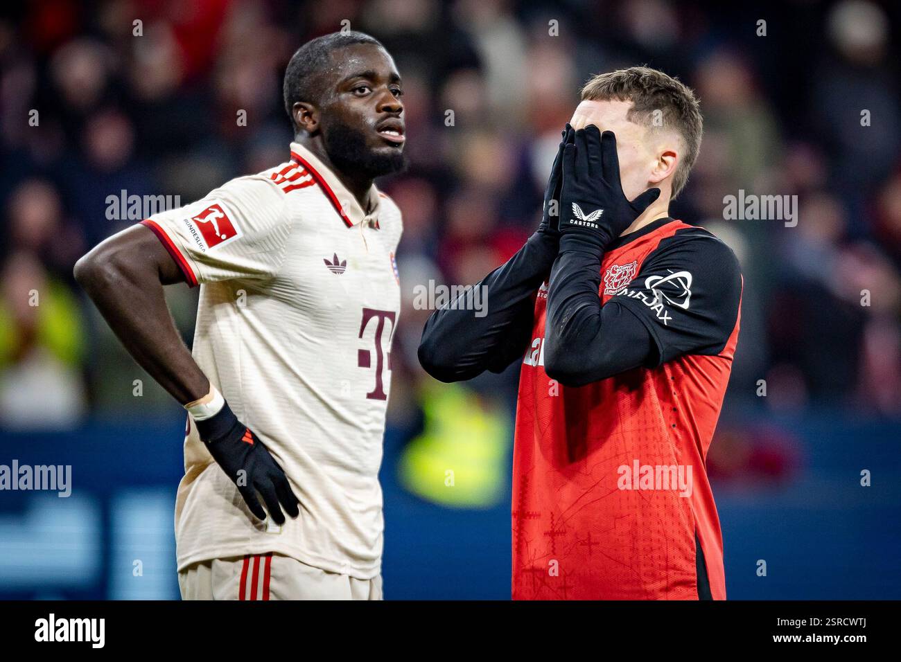 Leverkusen, Deutschland. 15th Feb, 2025. Florian Wirtz (Bayer 04 Leverkusen, 10) kann seine ...