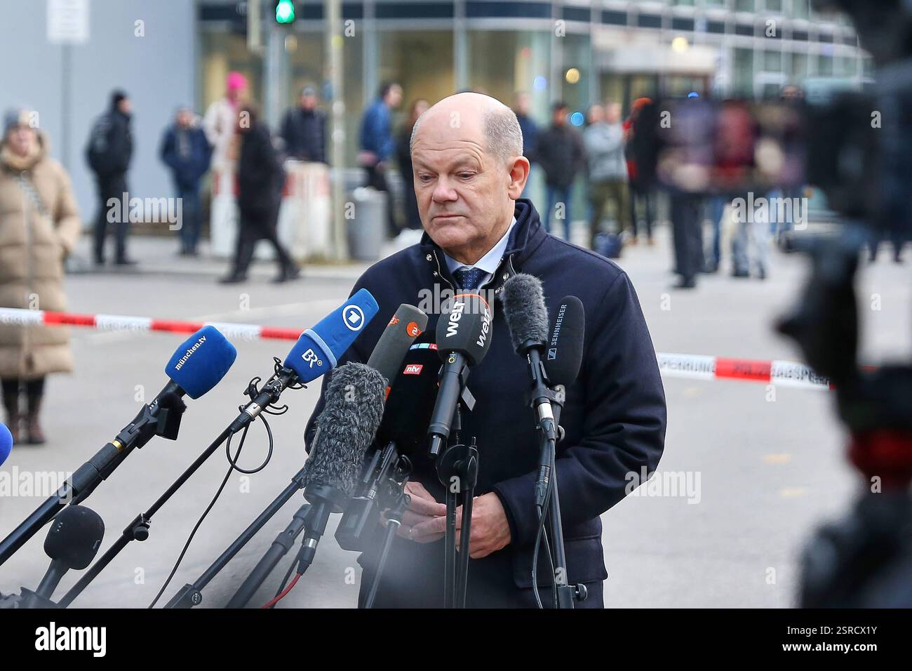 München, Bayern, Deutschland, 15.02.2025: Seidlstraße / Karlstraße: Auto fährt in München in ...