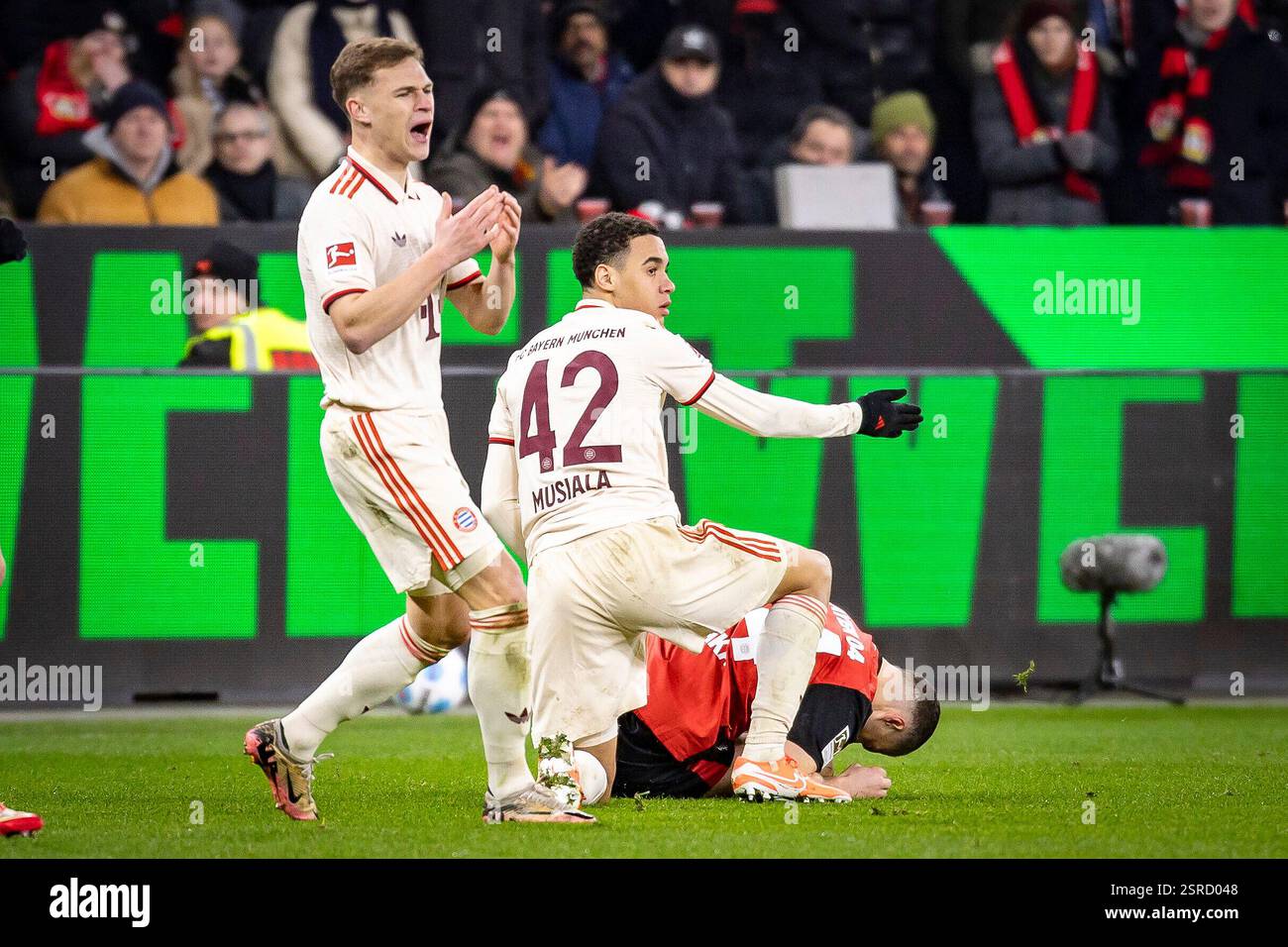 Leverkusen, Deutschland. 15th Feb, 2025. Granit Xhaka (Bayer 04 Leverkusen, 34) wird gefoult ...