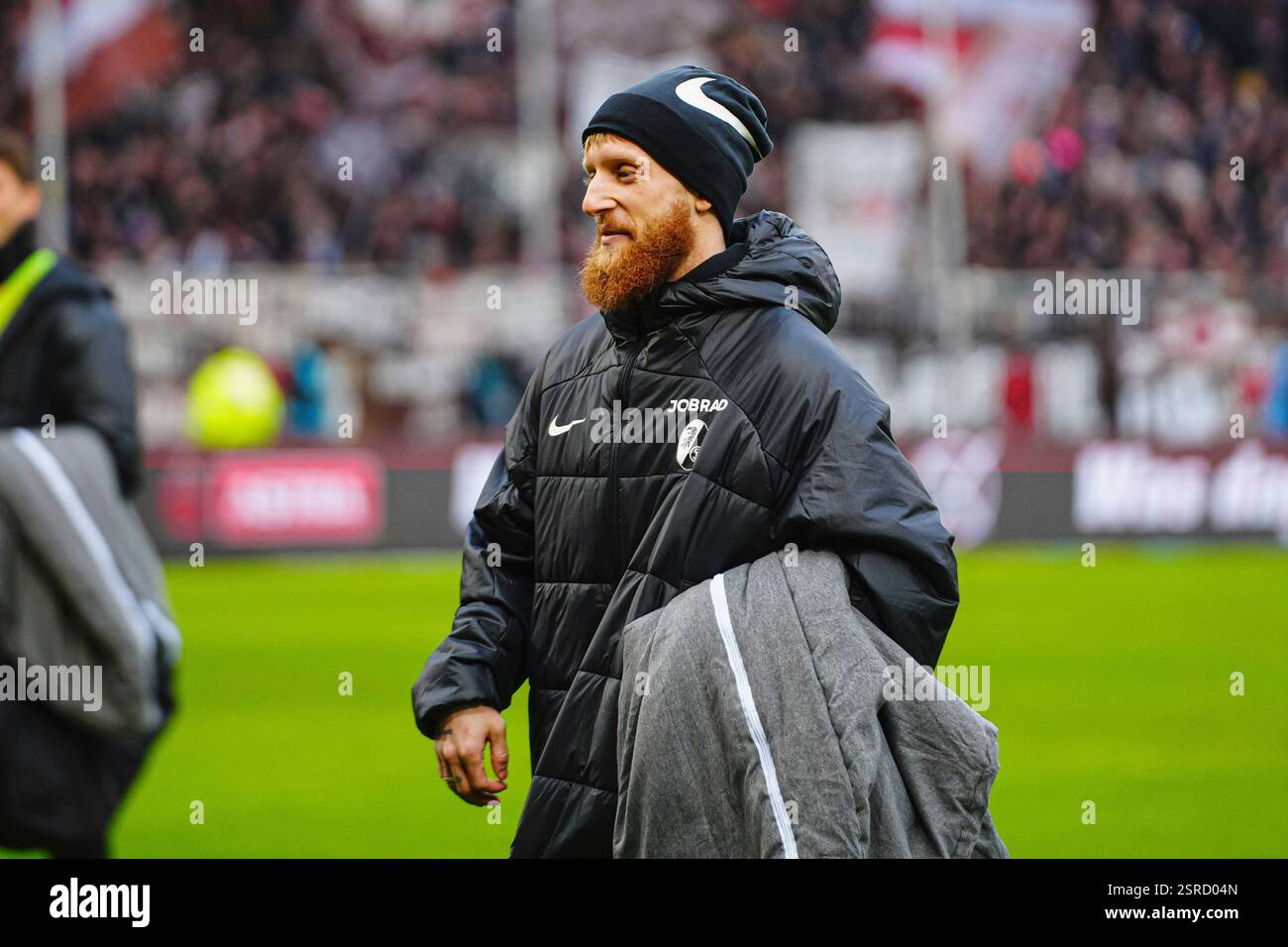 Hamburg, Deutschland. 15th Feb, 2025. Jan-Niklas Beste (SC Freiburg ...